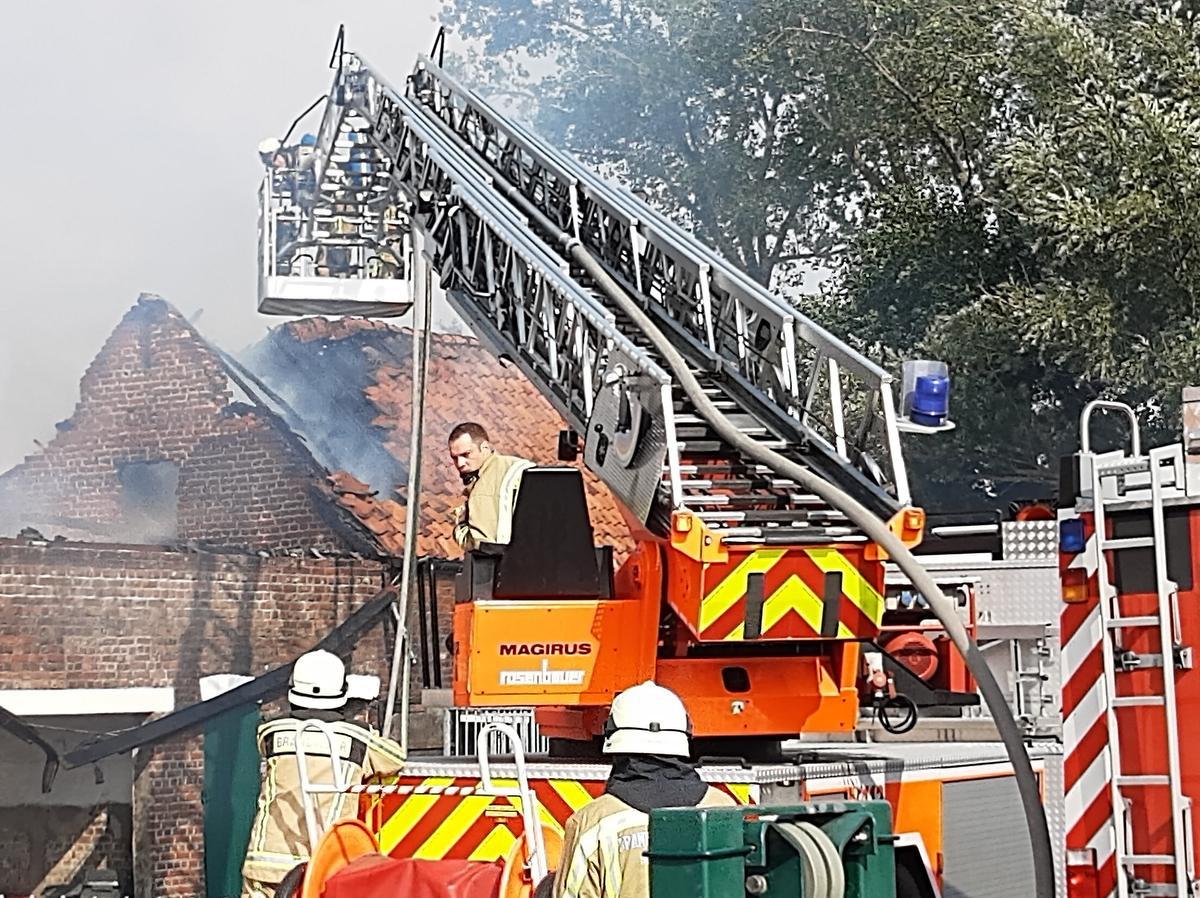 Uitslaande brand veroorzaakt grote schade aan bijgebouw landbouwbedrijf ...