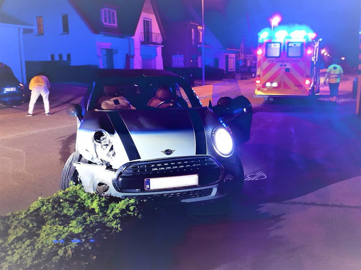 Mini Cooper moet uitwijken en crasht, tegenligger rijdt door - KW.be