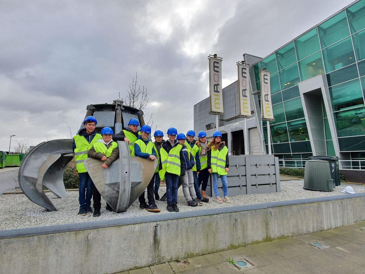 Leerlingen uit Koekelare en Torhout recycleren eigen plastic afval bij ...