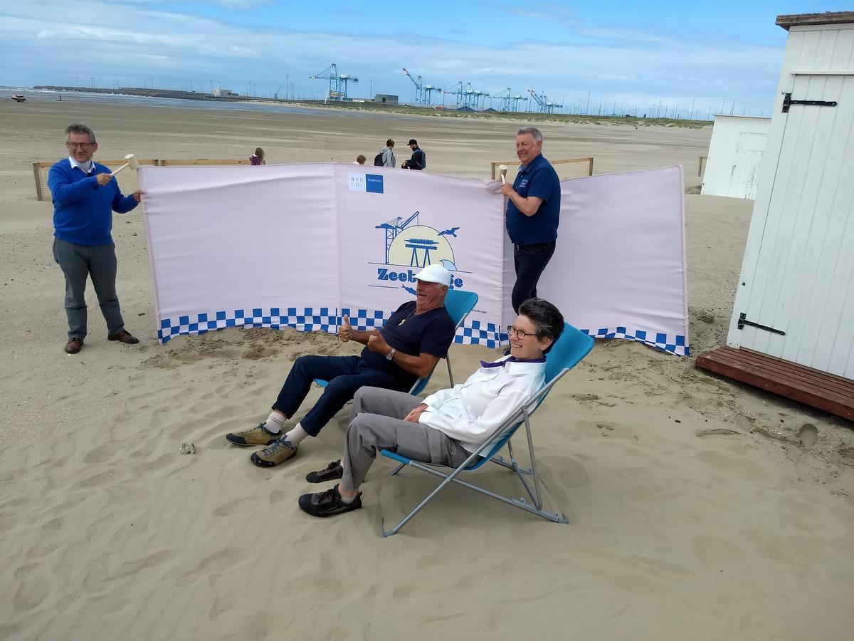 Strandzeilen op Zeebrugs strand verplicht tussen de cabines om social ...