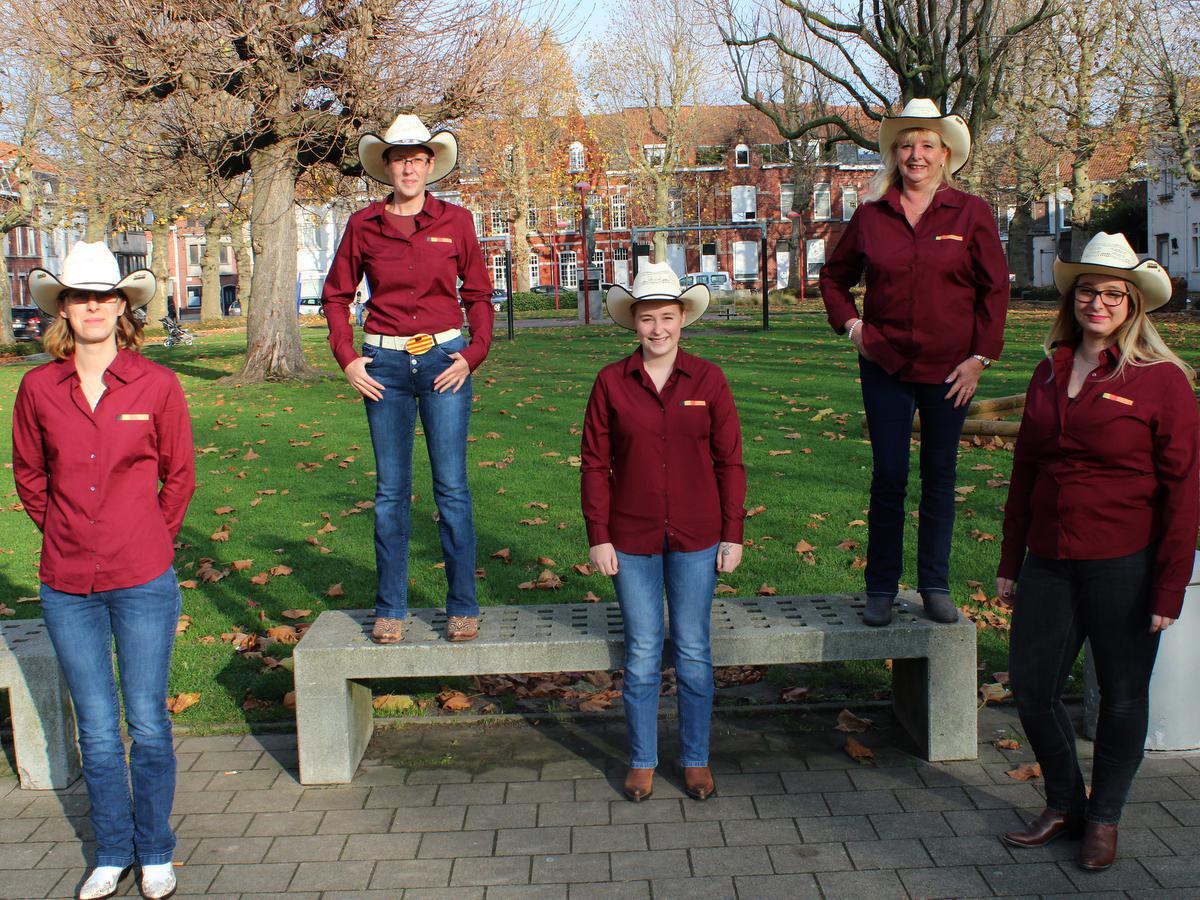 The Barrel Dancers Menen: “Stampen met de laarzen en leute maken” - KW.be