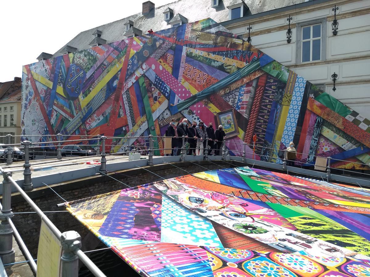 Amerikaanse Amanda Browder maakt geveldoek met één kilometer stof voor ...