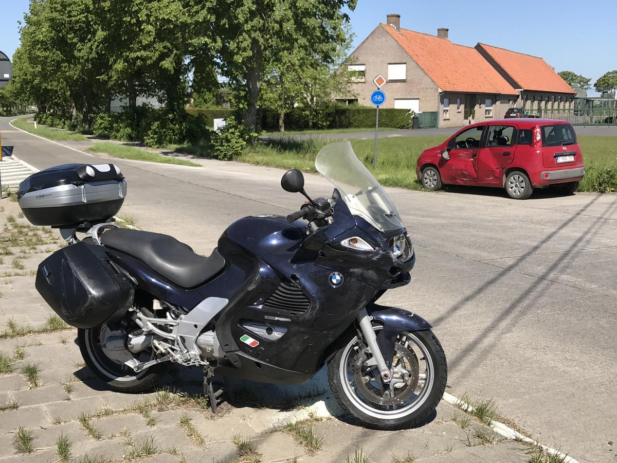 Motorrijder uit Menen samen met vrouw gewond na ongeval in Pollinkhove ...