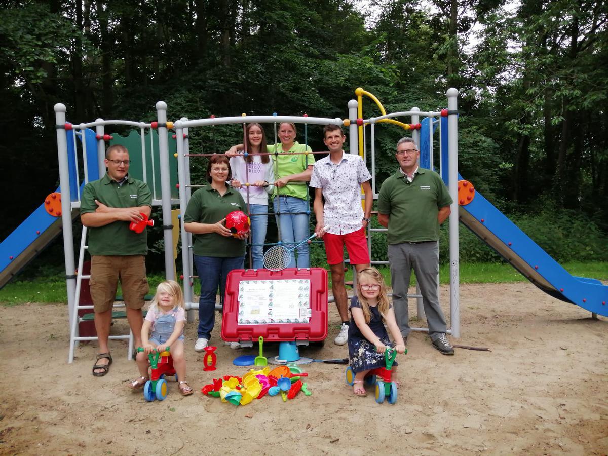 Reizende kist van Gezinsbond Zwevezele helpt kinderen spelen - KW.be