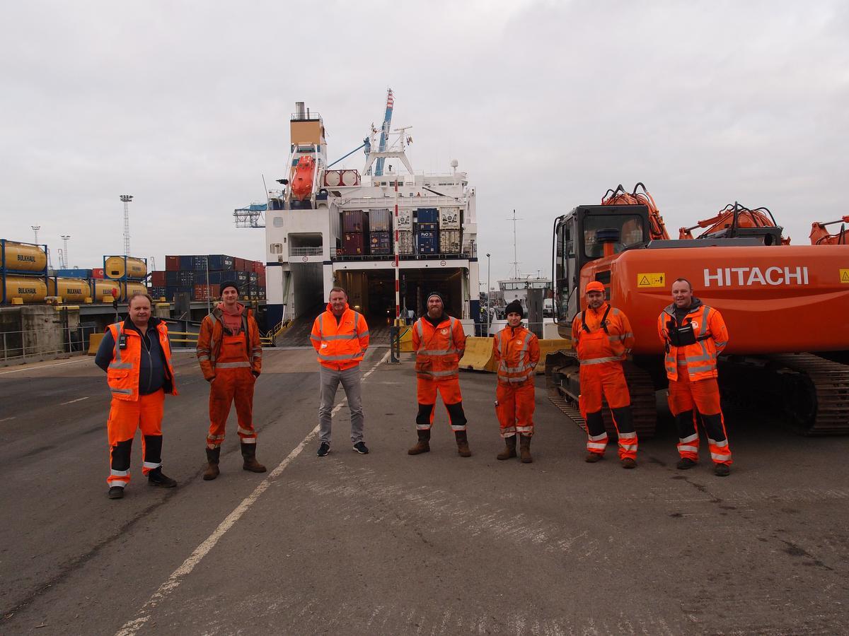 Zeebrugse Havenarbeiders Delen Kennis En Ervaring In Engeland Kw Be