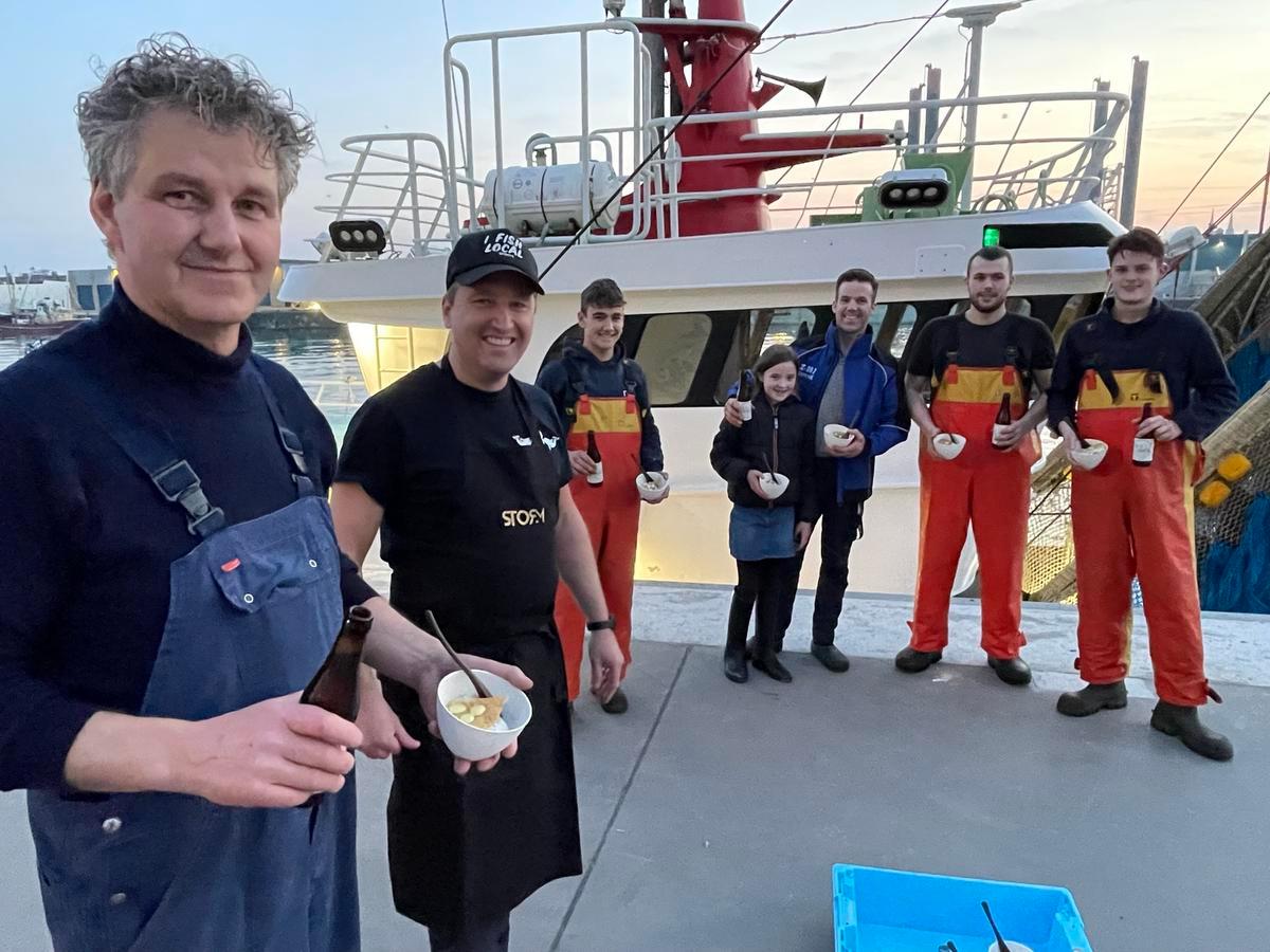 Na een maand weer vers gevangen vis in Visserijdok Oostende - KW.be