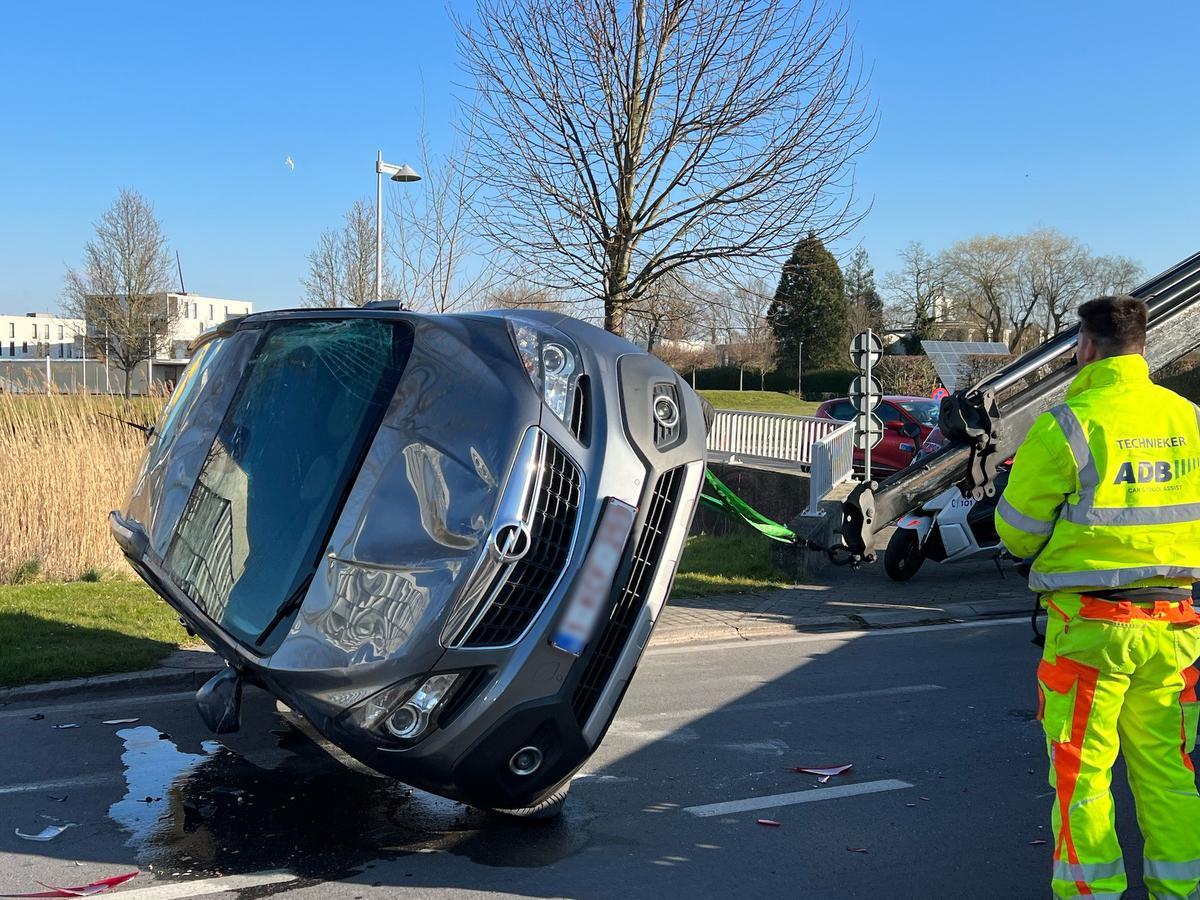 Auto over kop na ongeval ter hoogte van inrit parking AZ Sint-Jan in ...