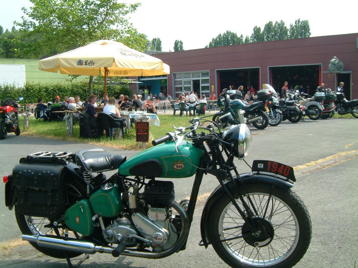 32 Oekraïense vluchtelingen aangekomen in Bikers Loft Groenedijk ...