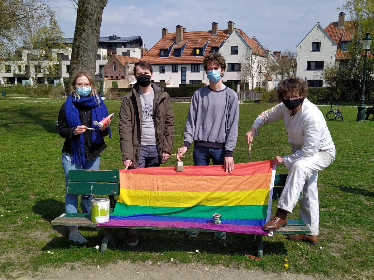 Brugge krijgt regenboogbank én zebrapad - KW.be