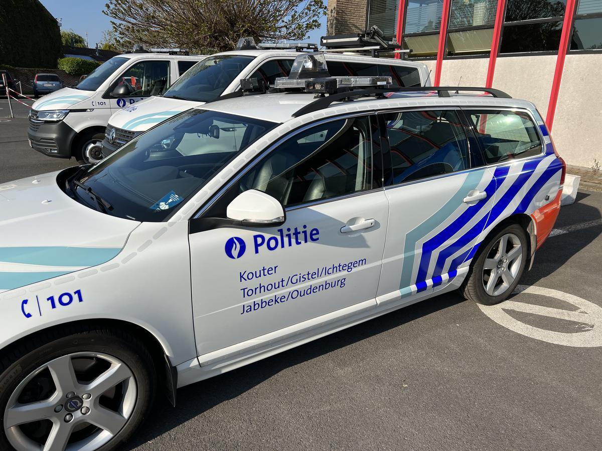 Politie Kouter trekt rijbewijzen in en betrapt man met levenslang ...