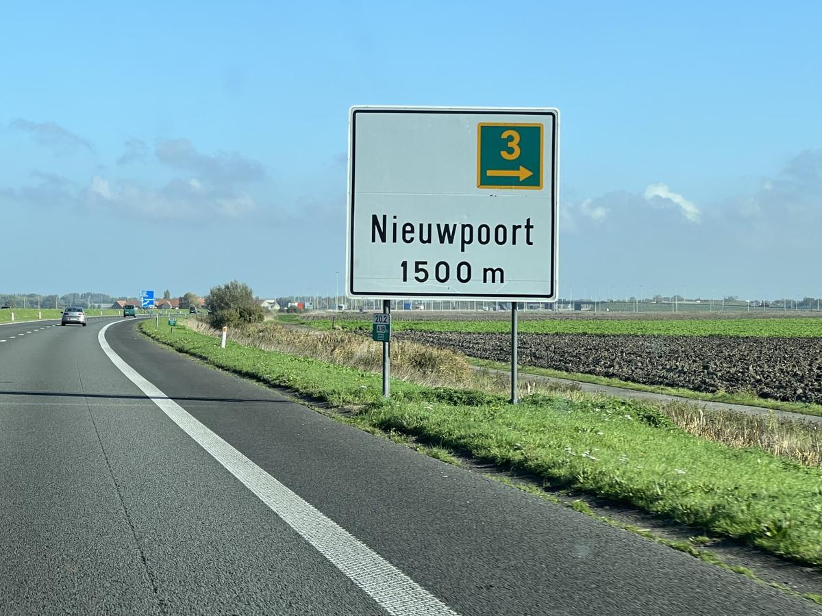 Verkeersagressor rijdt man omver op pechstrook E40: slechts drie ...