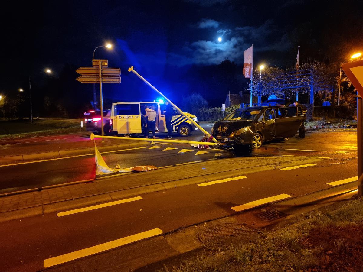 Ingedommelde bestuurder vliegt over rondpunt - KW.be