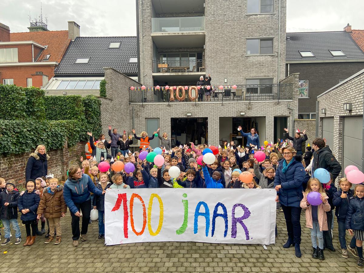 Kinderen zingen voor 100-jarige Agnès: “Leuke verrassing van ...