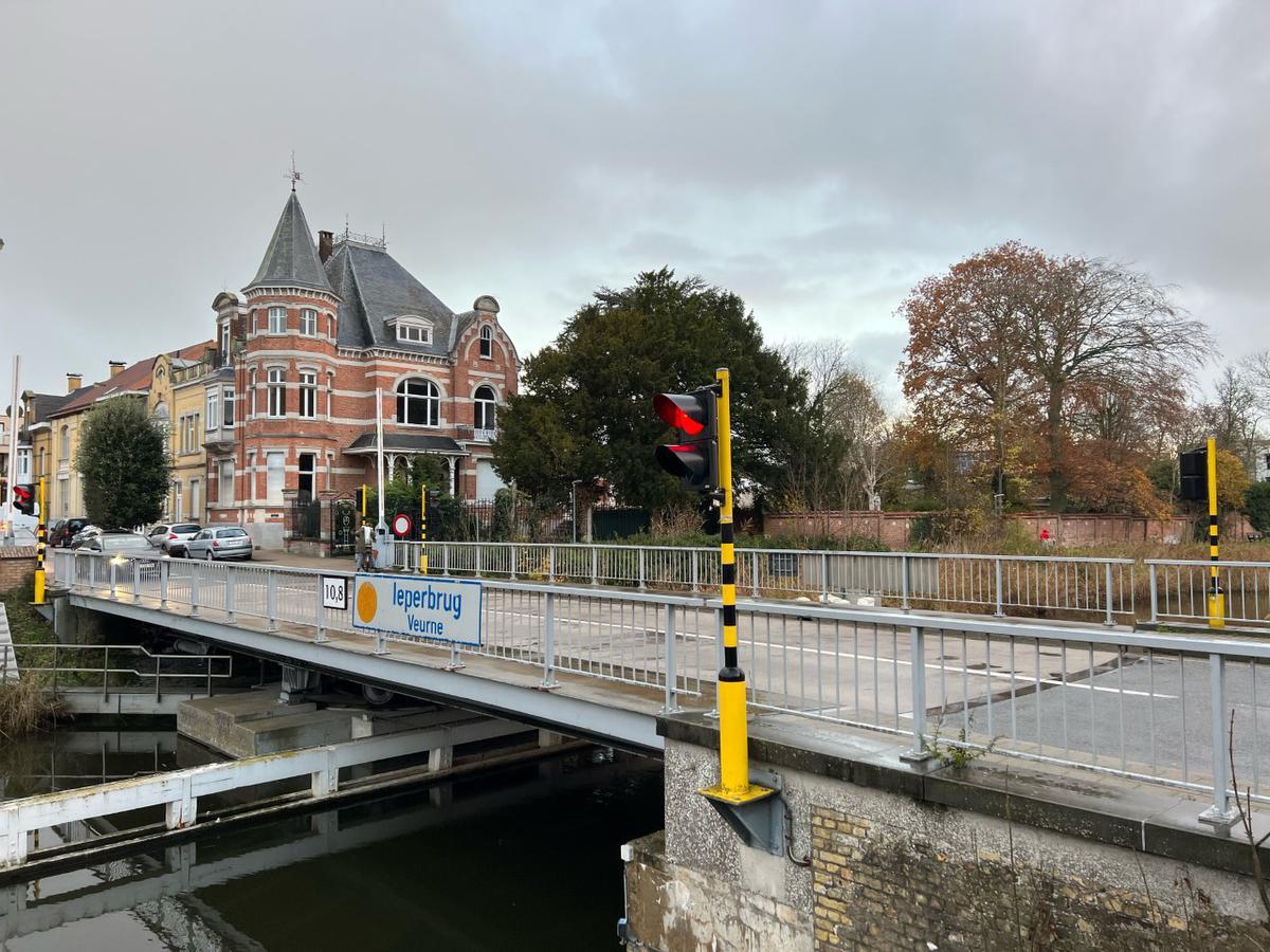 Verschillende fietsers en bromfietser gevallen door gladheid in Veurne ...