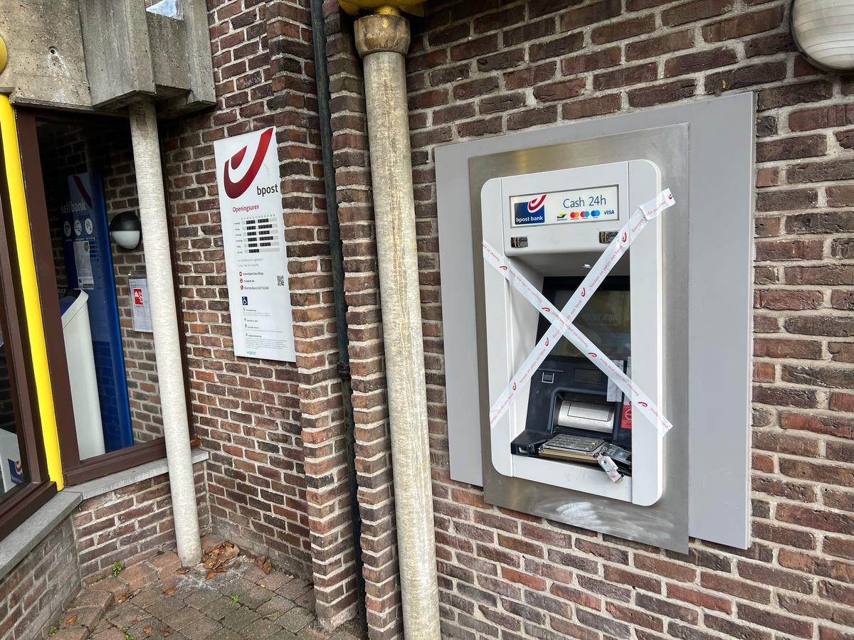 Geldautomaat van bpost door vandalen vernield in Torhout - KW.be