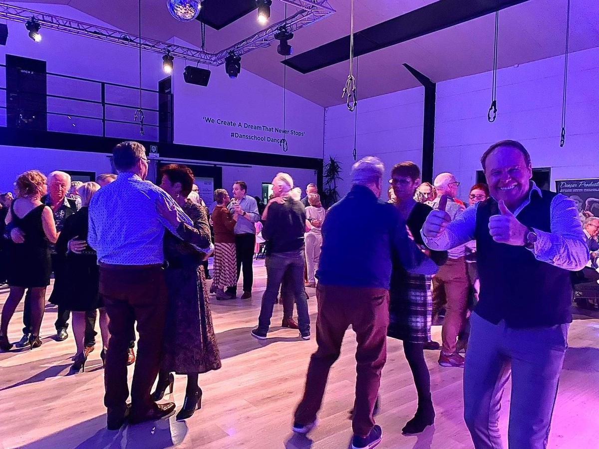 Dansschool Dançar organiseert succesvol dansavond voor de rijpere jeugd ...