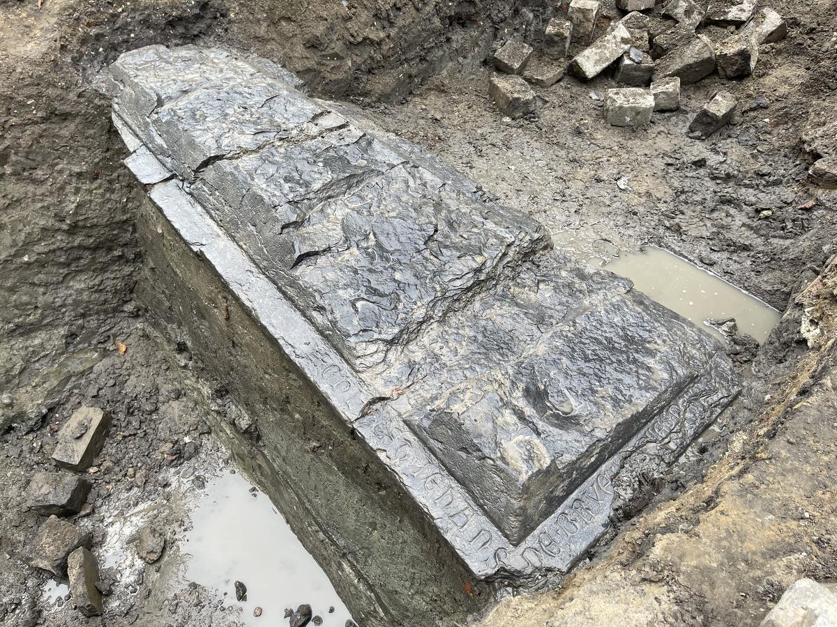 Graf met mysterieuze inscriptie geeft straks geheimen prijs: “Net ons ...