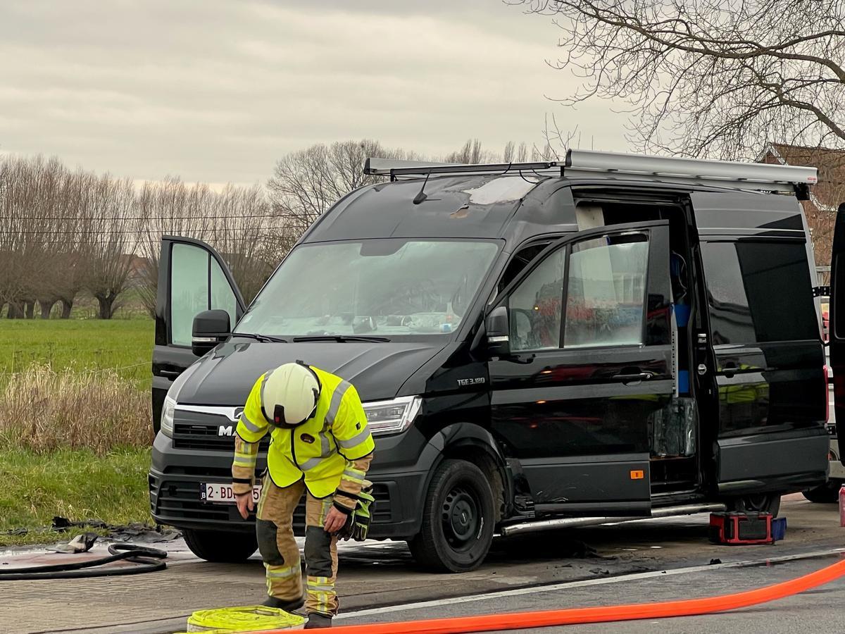 Metselaar ziet gloednieuwe bestelwagen in brand vliegen in Torhout - KW.be