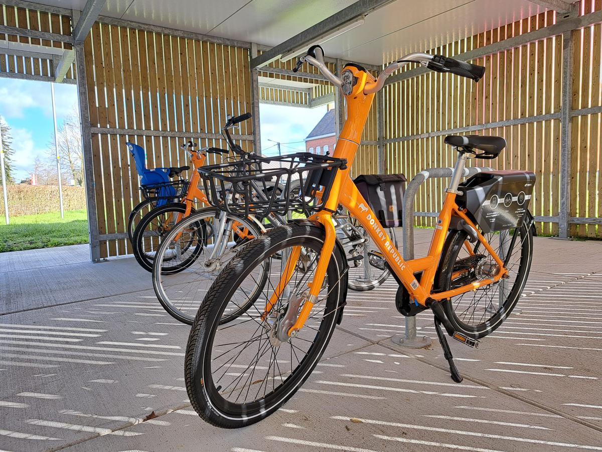 Oranje deelfietsen langs N8: eerste 30 minuten fiets je gratis - KW.be