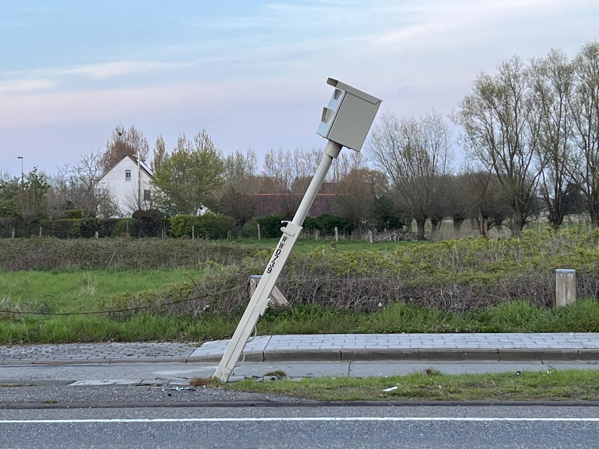 Flitspaal in Nieuwpoort volledig vernield na nachtelijke aanrijding - KW.be