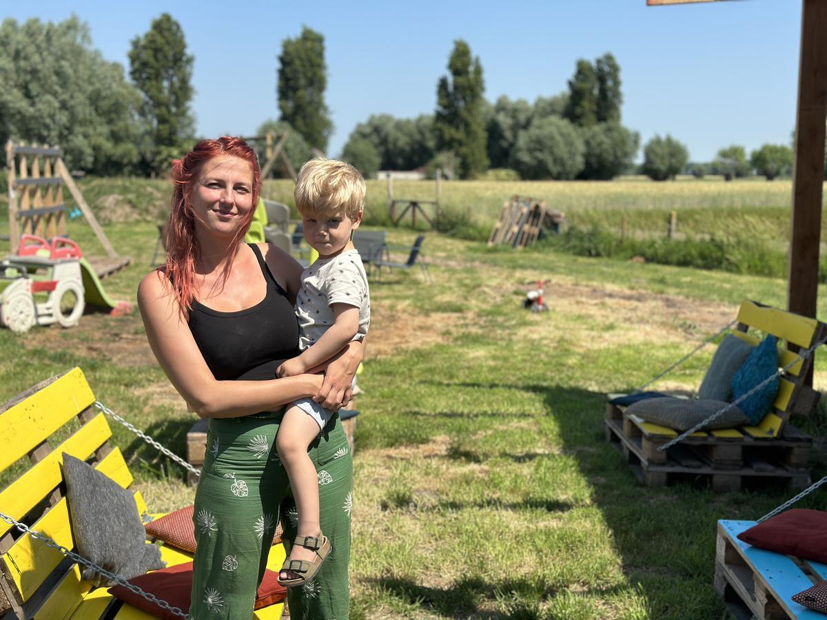 Silke start met Hof den Hert eigen zomerbar in Beernem - KW.be