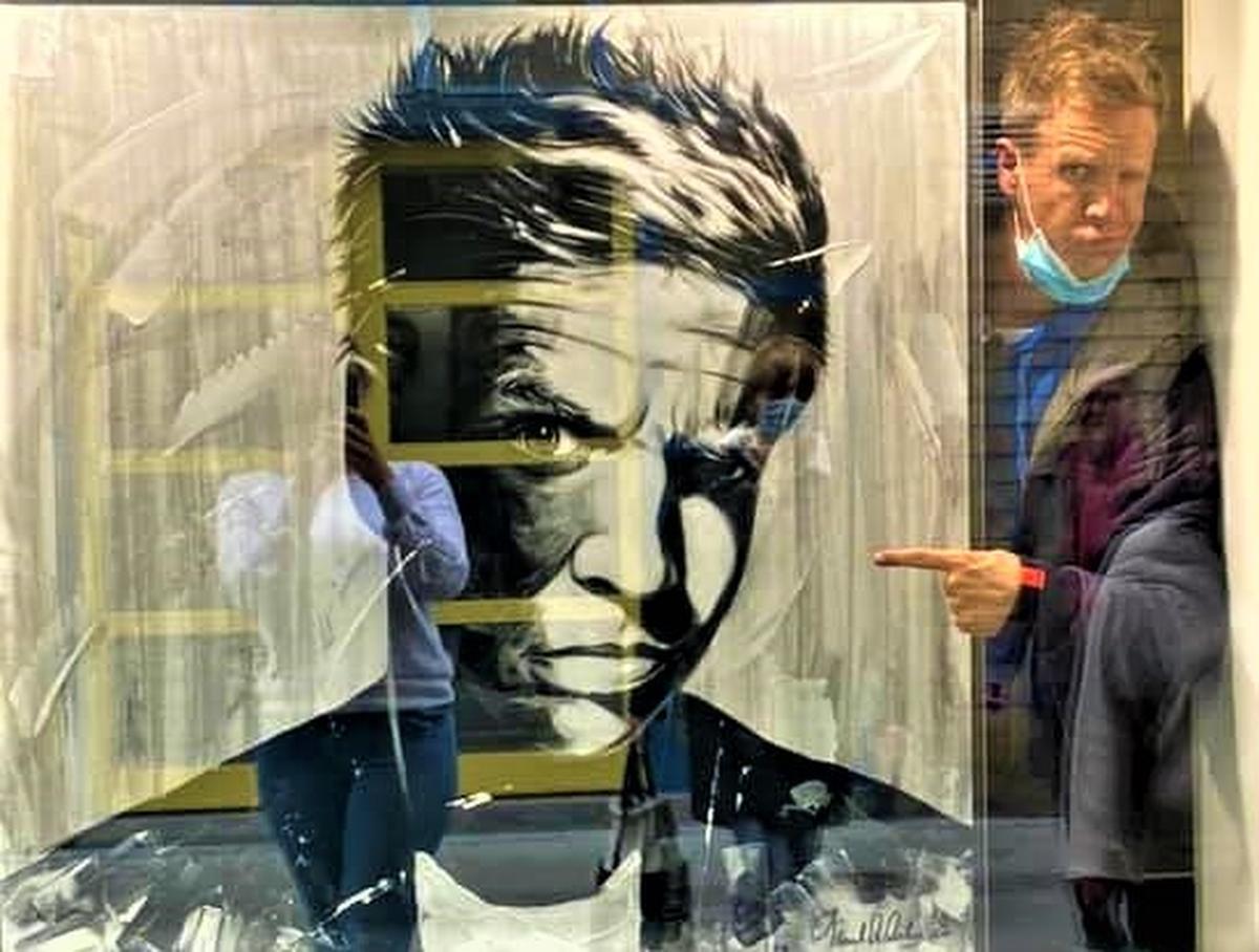 Blankenbergse kunstenaar Frank De Decker krijgt Gert en James op bezoek ...