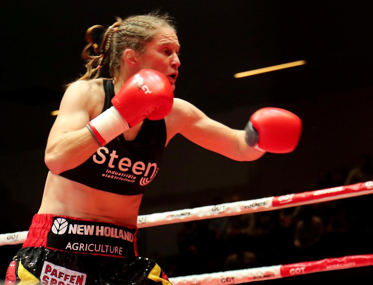Op 13 november bokst Delfine Persoon in Dubai voor de WBC Silver Titel ...