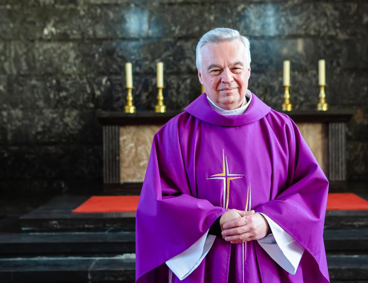 Pastoor Carmino Bohez weer de oude vier maanden na hartstilstand voor ...