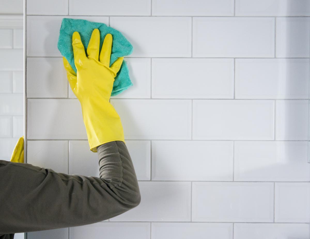 Poetsvrouw die met bijna 10.000 euro aan de haal ging bij klant in ...