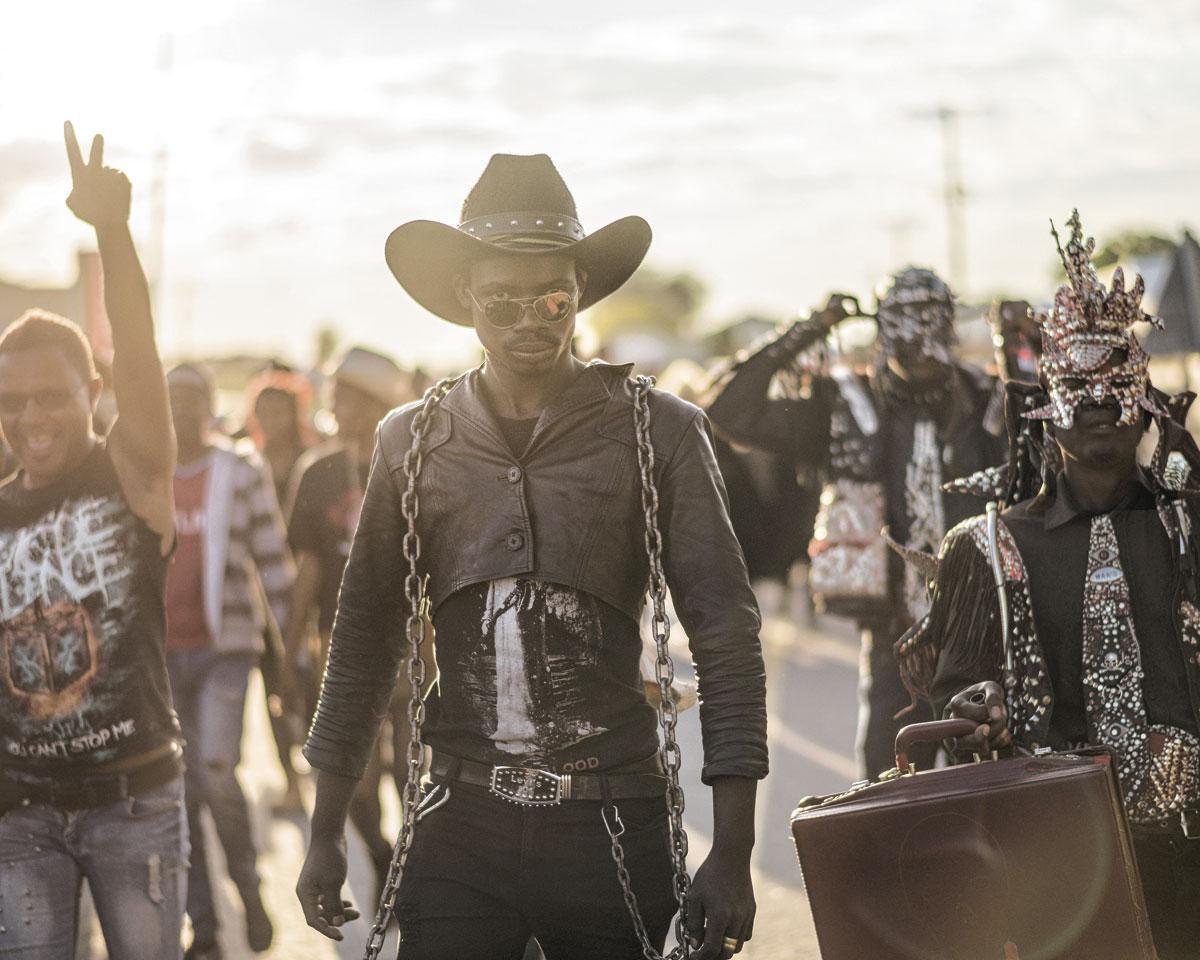 Ook in Botswana leven er metalheads, zoals je in fotoboek 'Hellbangers ...
