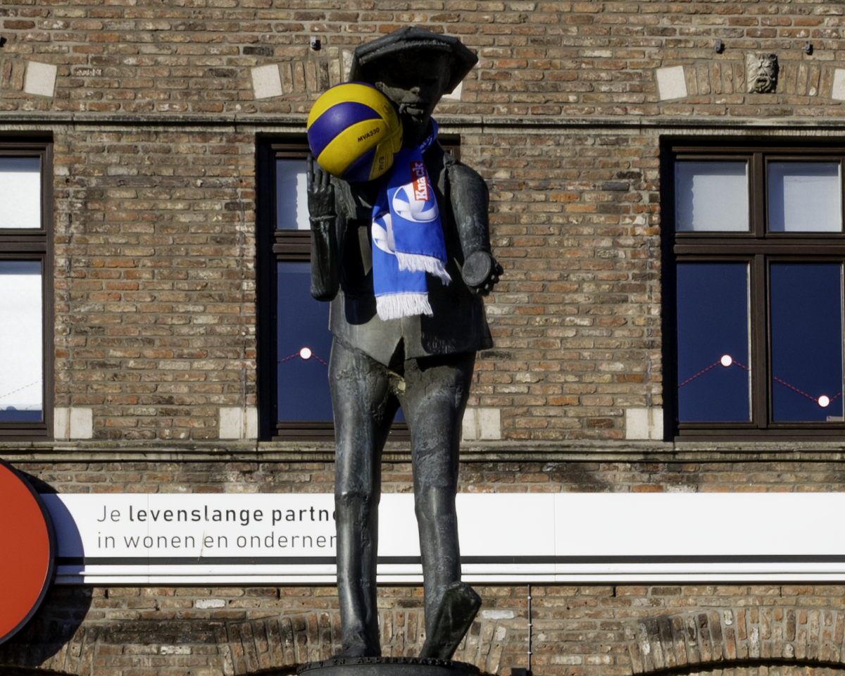 Peegie met volleybalsjaal en een blauw Citroenstraatje, Roeselare doet ...