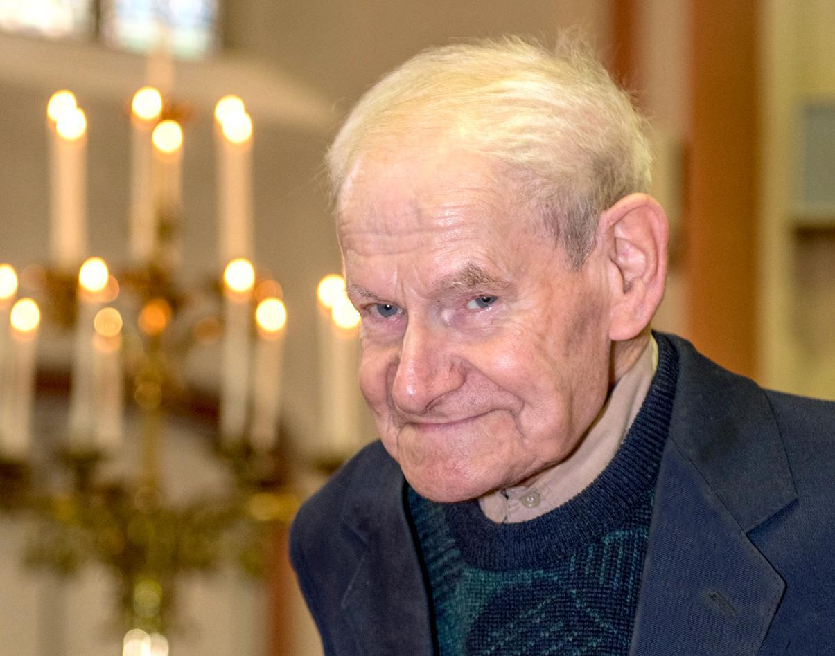 Romain zwaait na 62 (!) jaar af als koster op in Izegem: “Altijd ...