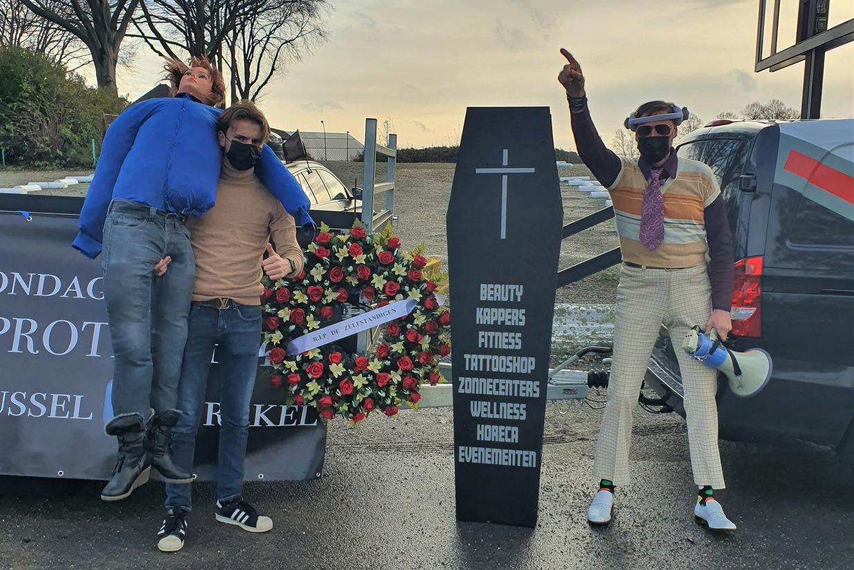 Kapper Brian in begrafenisstoet naar premier De Croo - KW.be