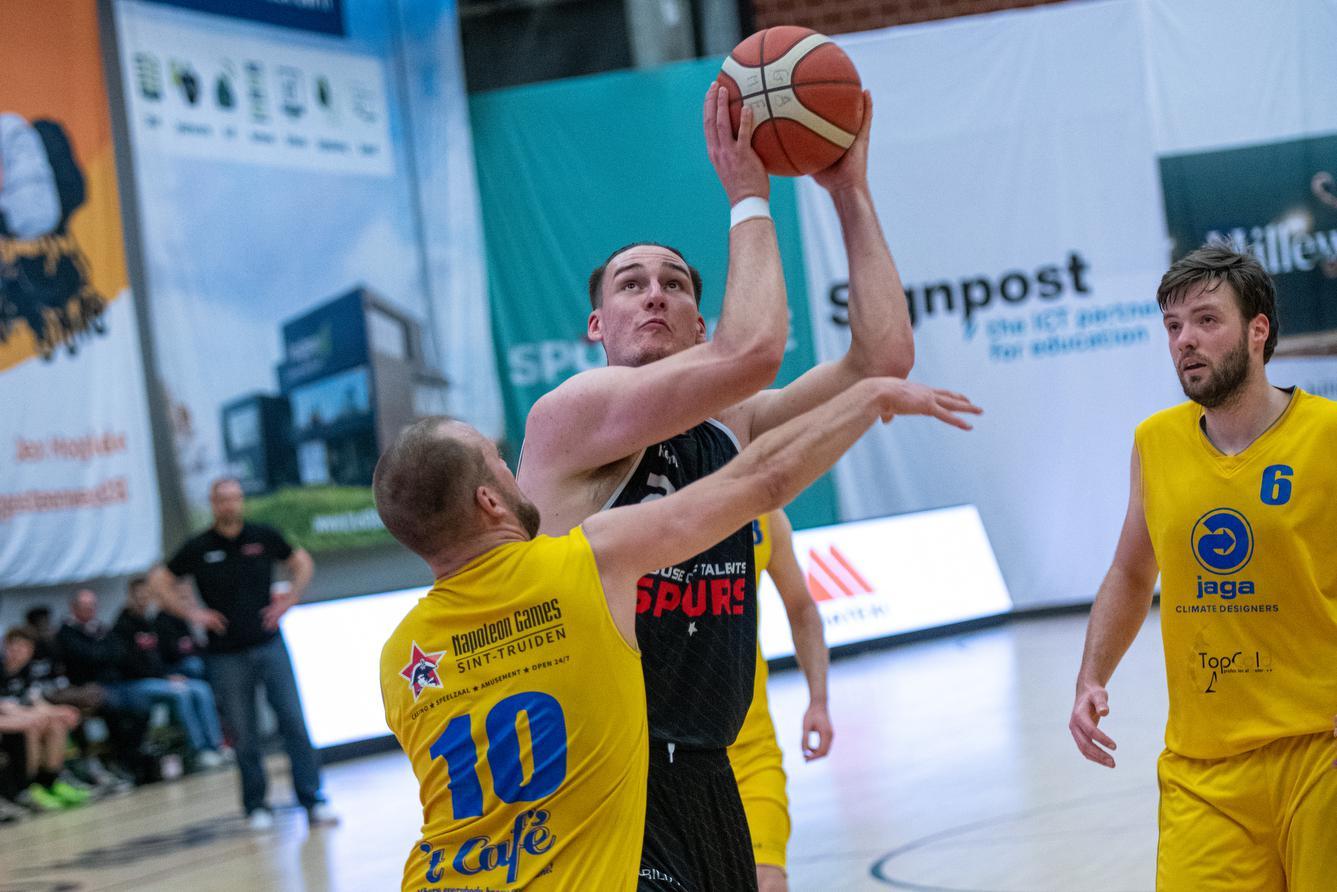 Yarick Brussen (Kortrijk Spurs) kijkt uit naar de match op Waregem ...