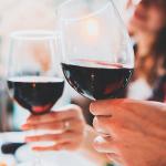 AHA: zo vermijd je die paarse mond na het drinken van rode wijn