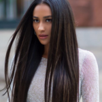 YES: 'Pretty Little Liars'-actrice Shay Mitchell krijgt haar eigen serie