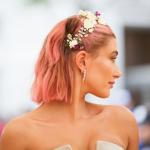 AHA: zo komt Hailey Baldwin aan haar mooie roze lokken