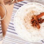 Restje rijst over? Zo maak je er supersnel overheerlijke rijstpap mee