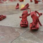230 chaussures rouge sang pour dénoncer les violences faites aux femmes
