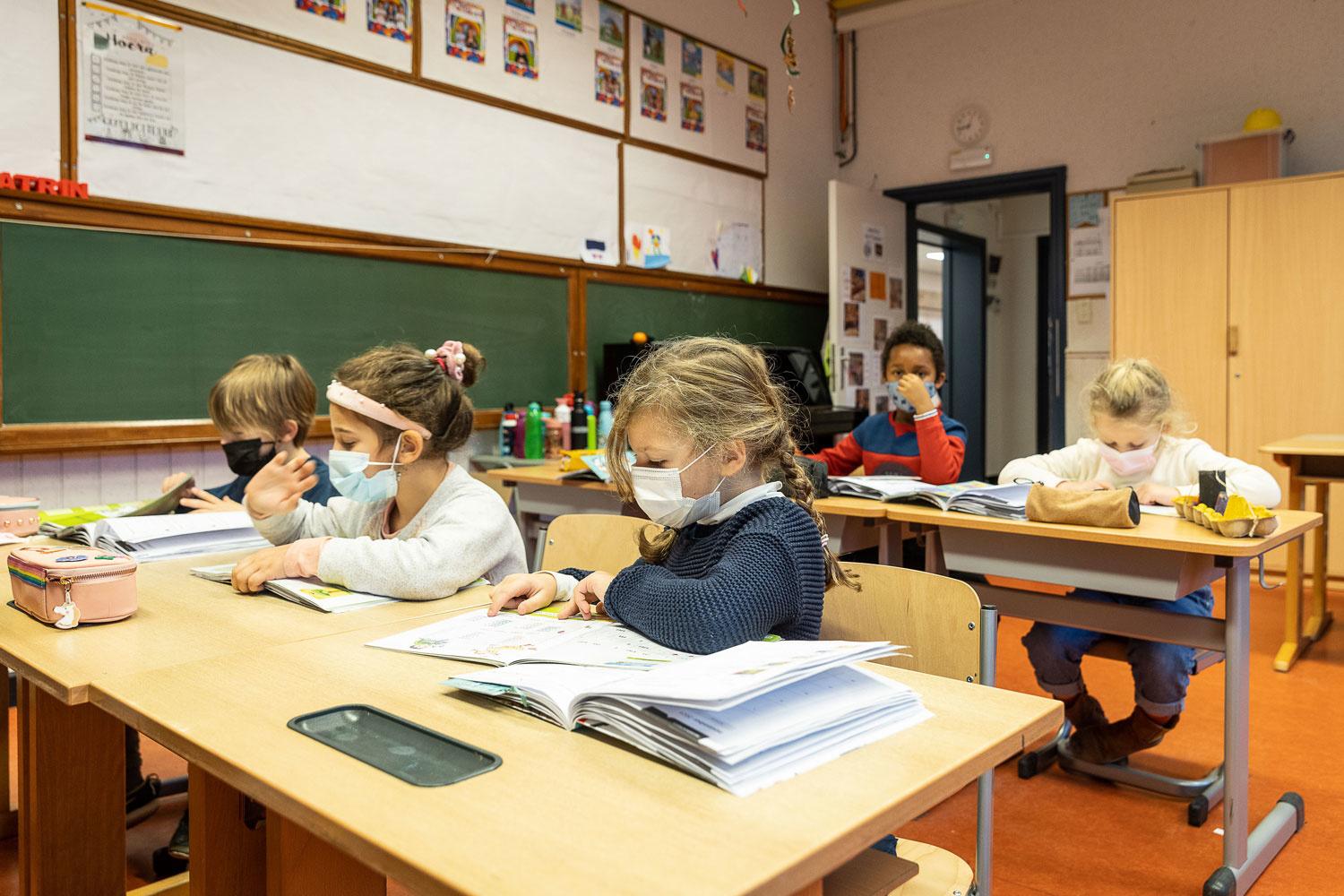 Coronavirus dans les écoles: voici les nouvelles règles de quarantaine