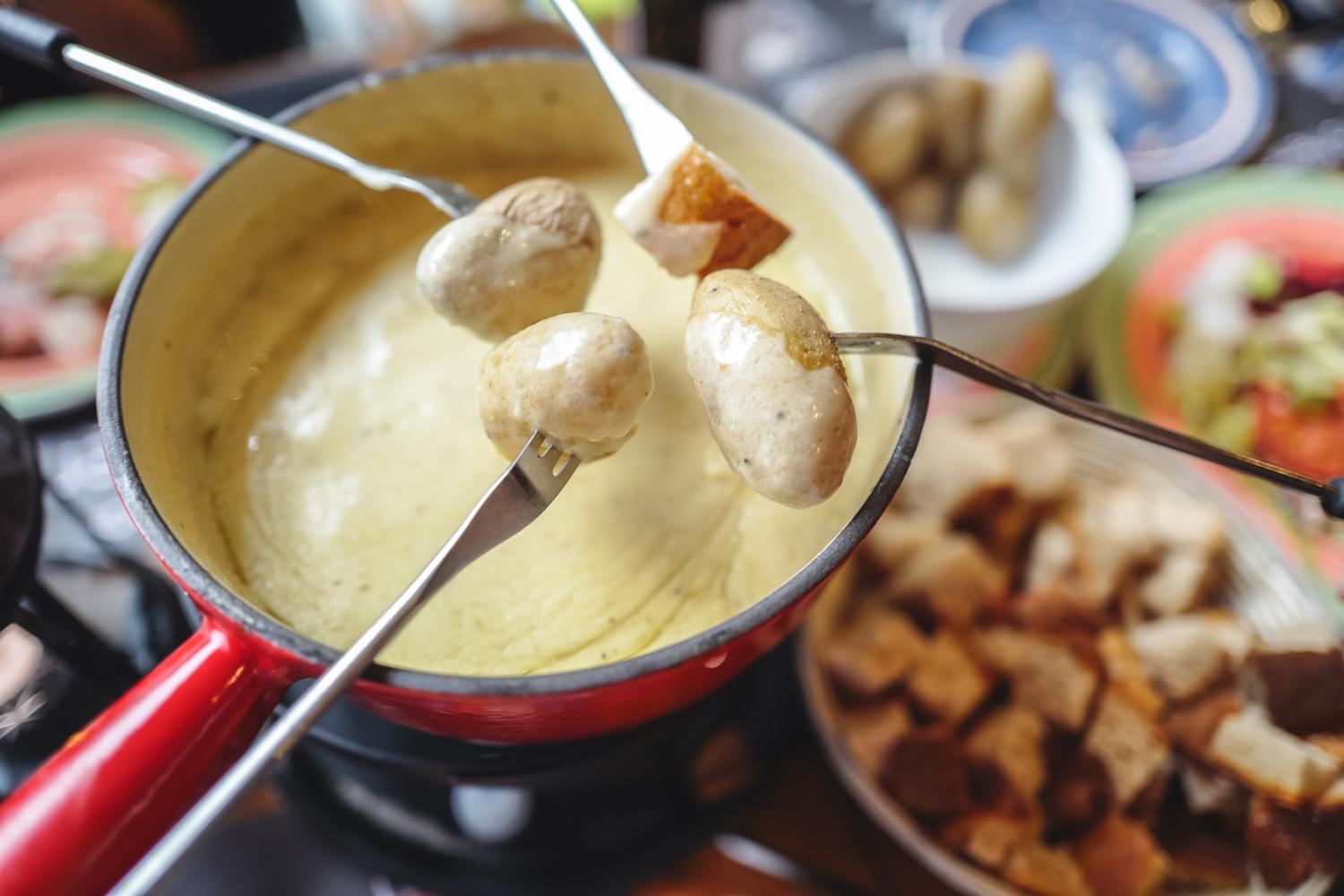 Pourquoi la fondue bat la raclette sur toute la ligne?