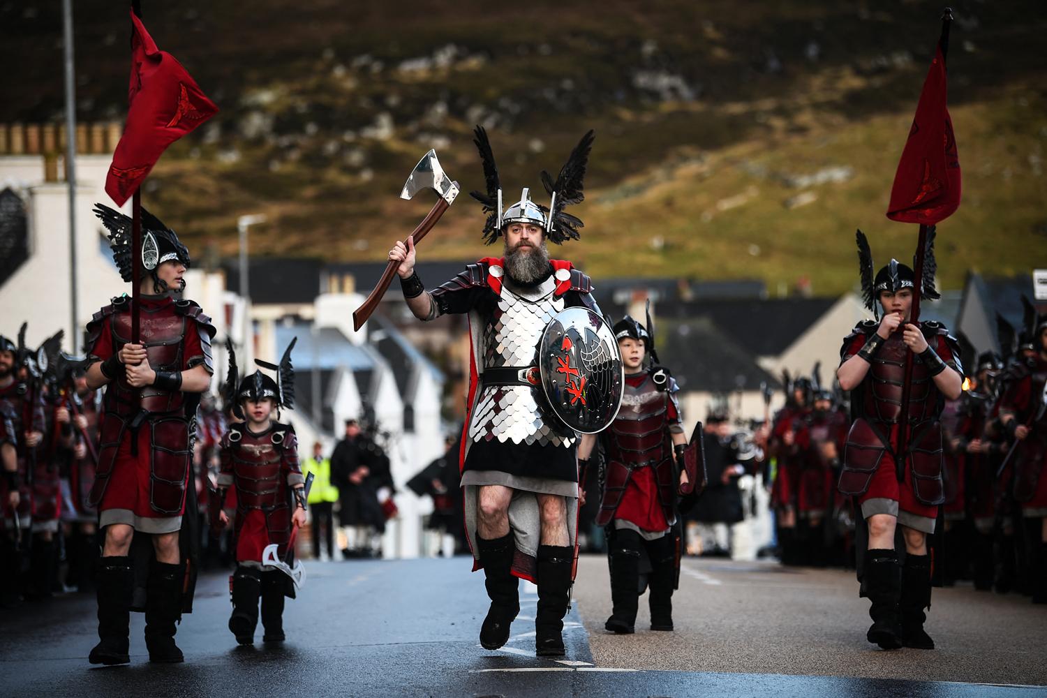 En images: la très masculine fête des Vikings des îles Shetland, femmes ...