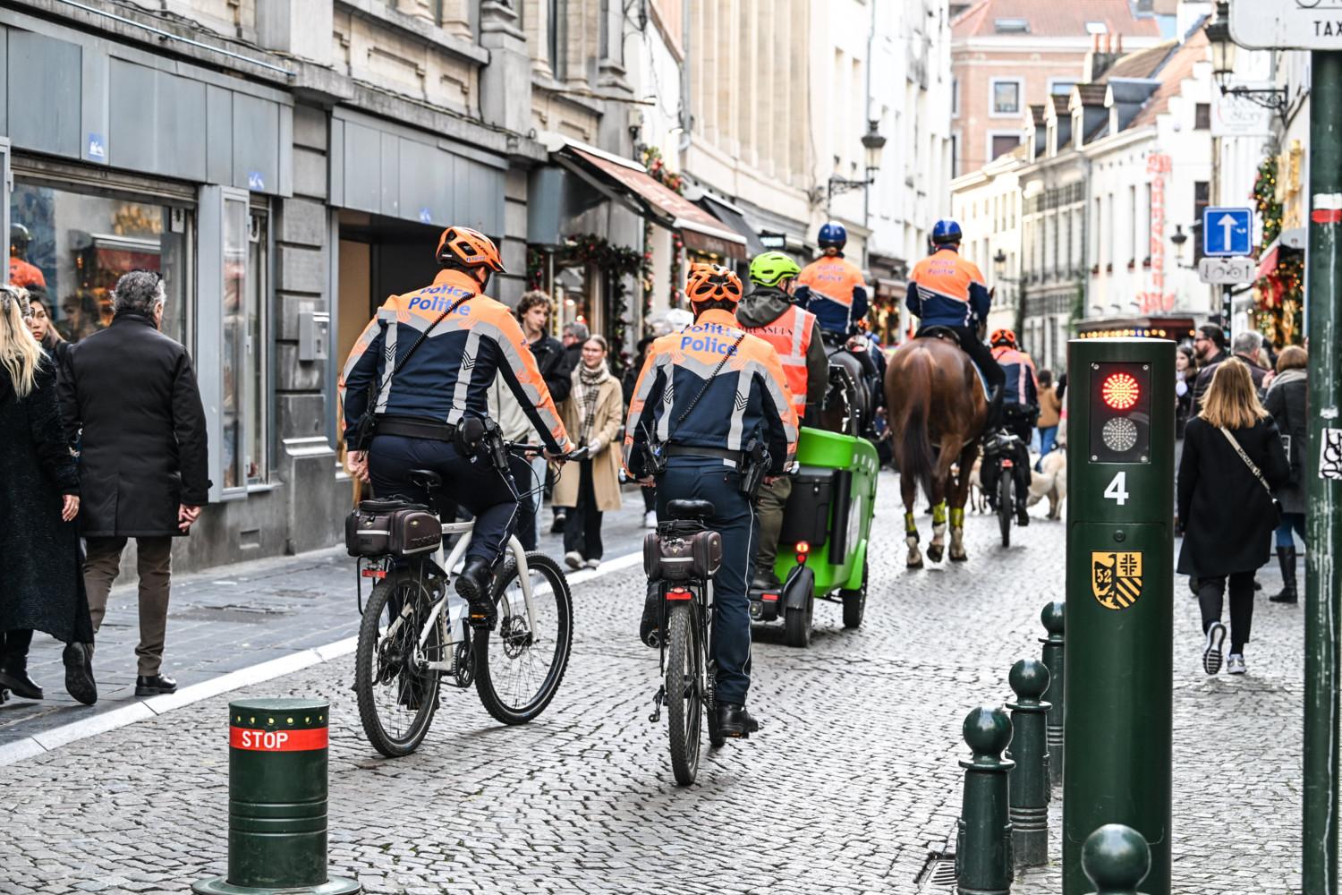 ‘Van de mensen die komen om te helpen, blijf je af’ (Knack)