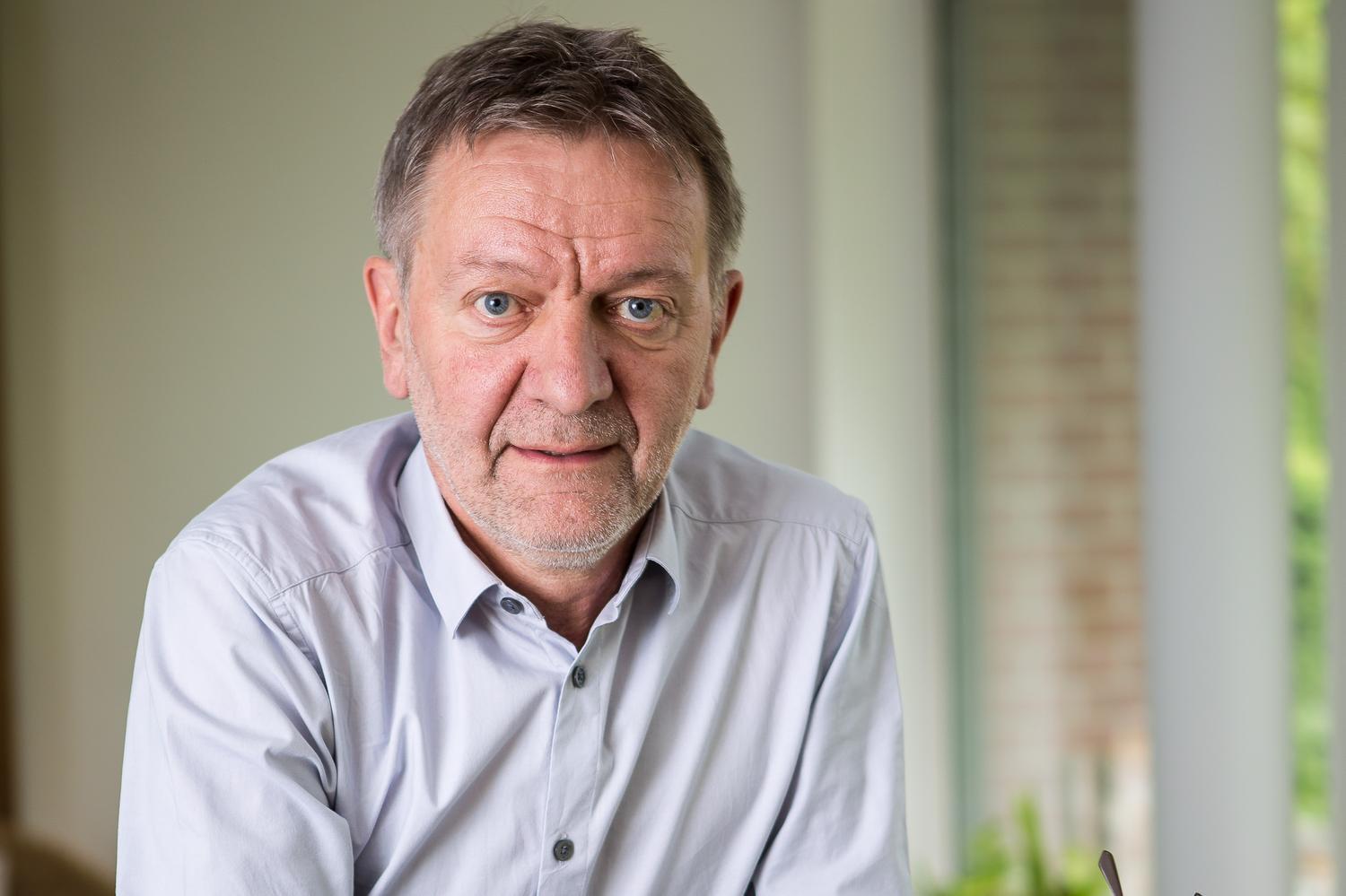 'Opa'Jef Stroo debuteert op zijn 61ste als romanschrijver - KW.be