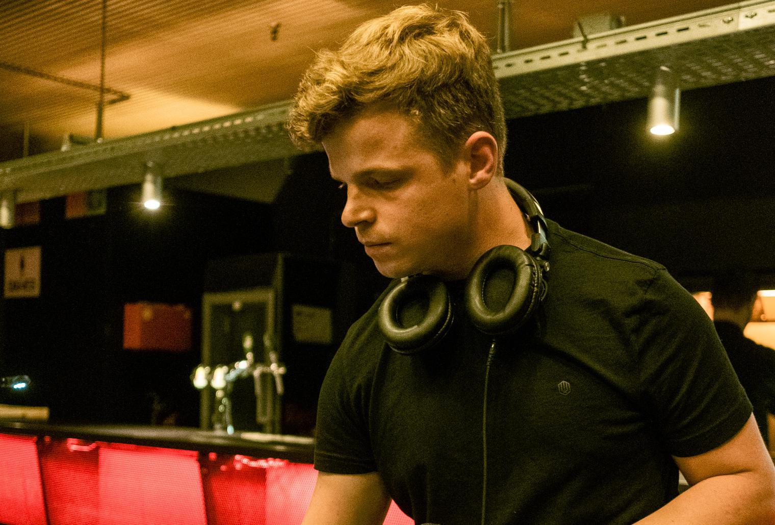 Lennert Cools (23) gaat op tournee met ‘Slow Crush’ - KW.be