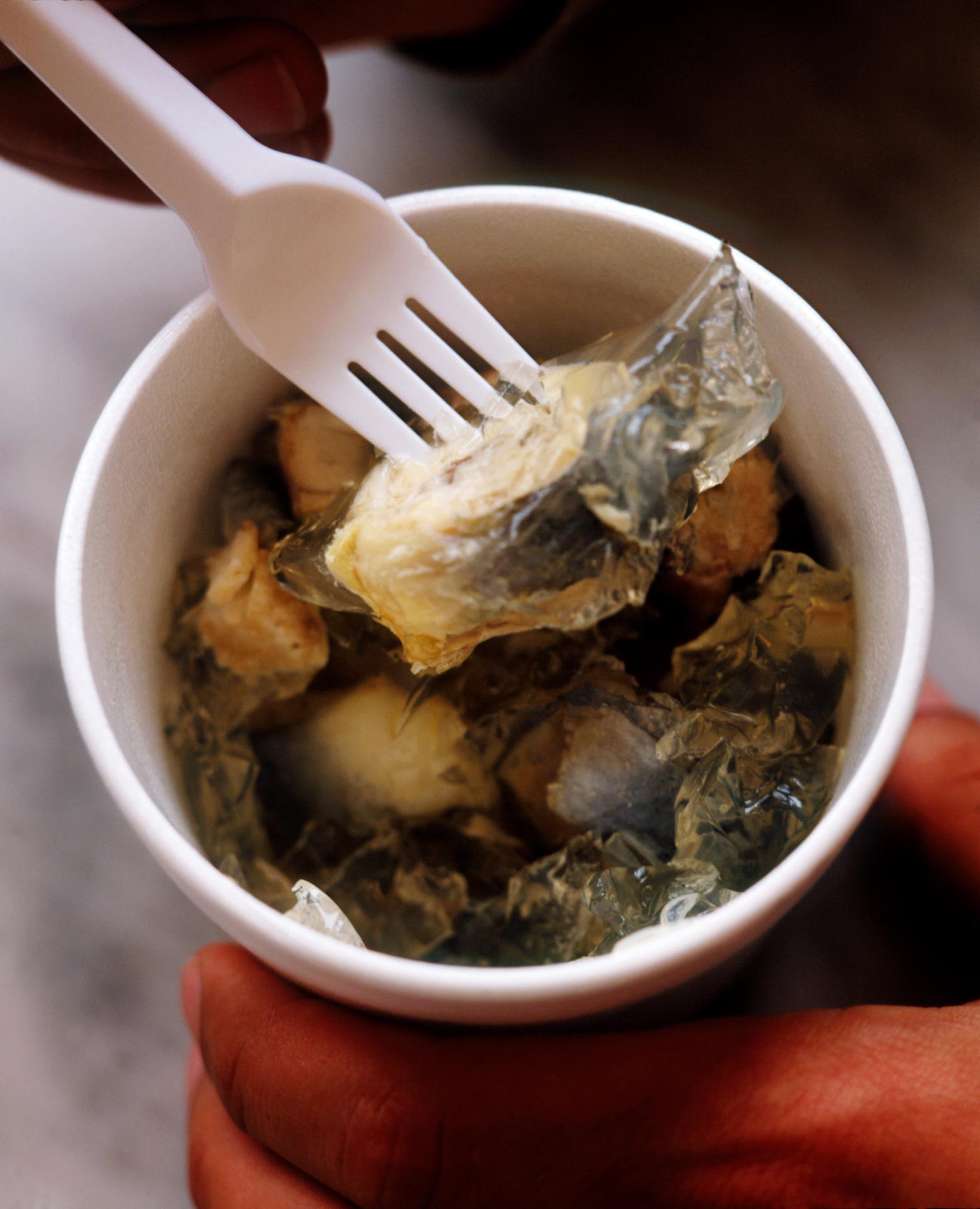 Gebakken paling in 't rood met geplette aardappel, lente-ui, garnaal en ...