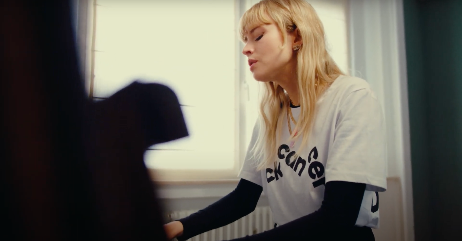 Angèle donne son piano d'ado pour la tombola KickCancer