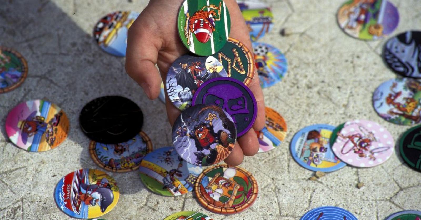 Les pogs (ou flippos) sont de retour dans la cour de récré