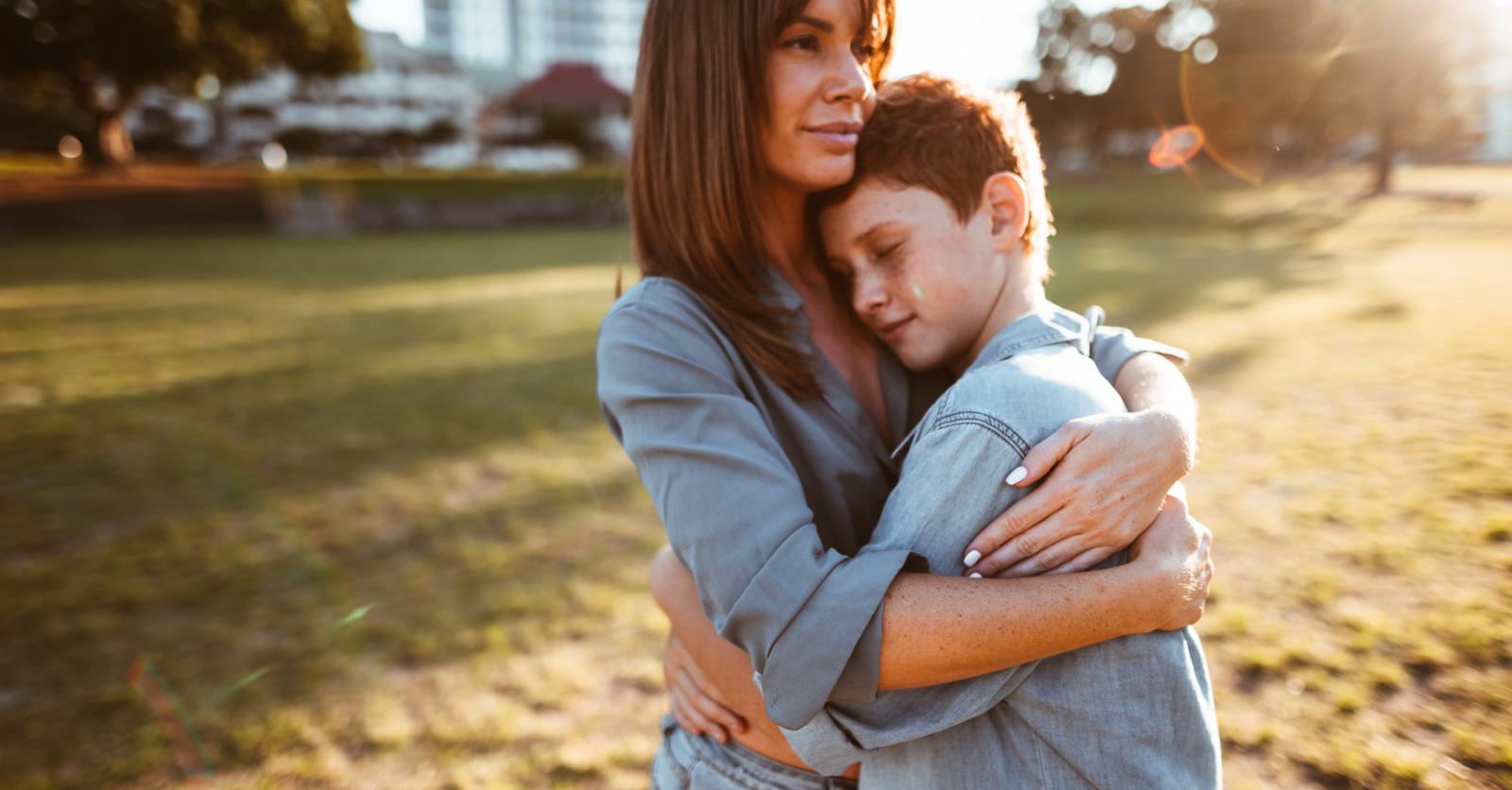 Knuffelen met je kind: voordelen op elke leeftijd - Libelle Mama