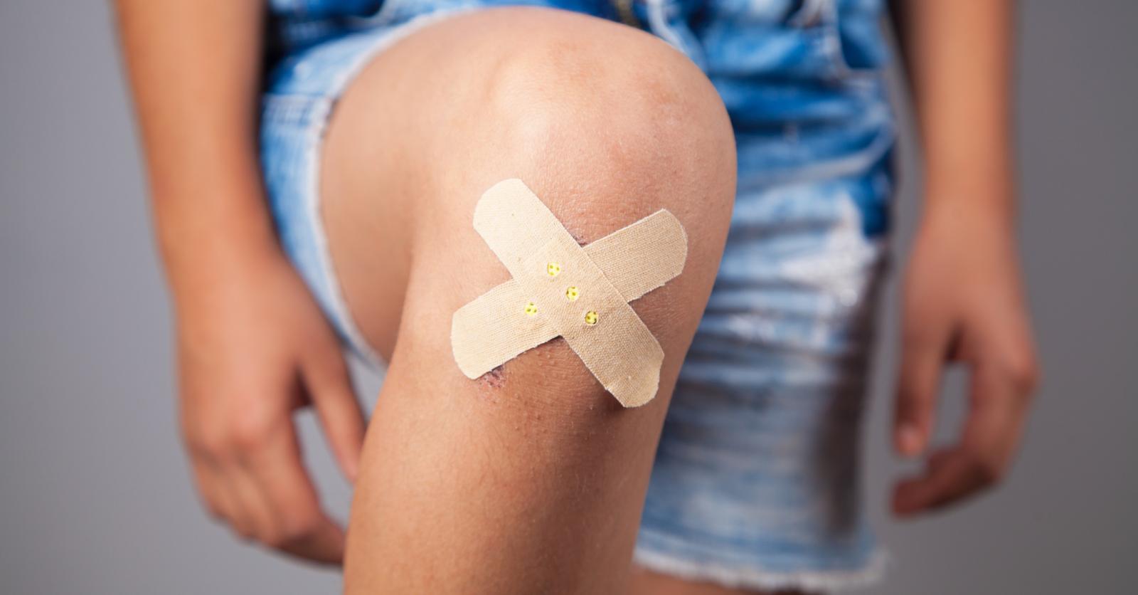 Pijntje? Zo kleef je een pleister op de wonde - Libelle Mama